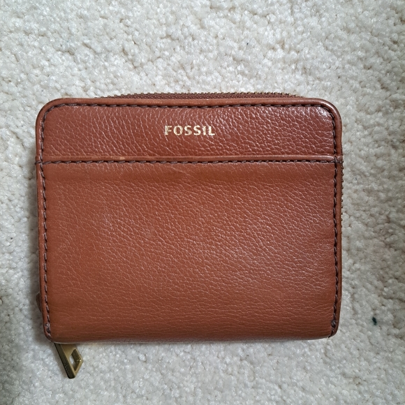Fossil | Bags | Fossil Evelyn Zip Bifold Leather Wallet Medium Brown ...